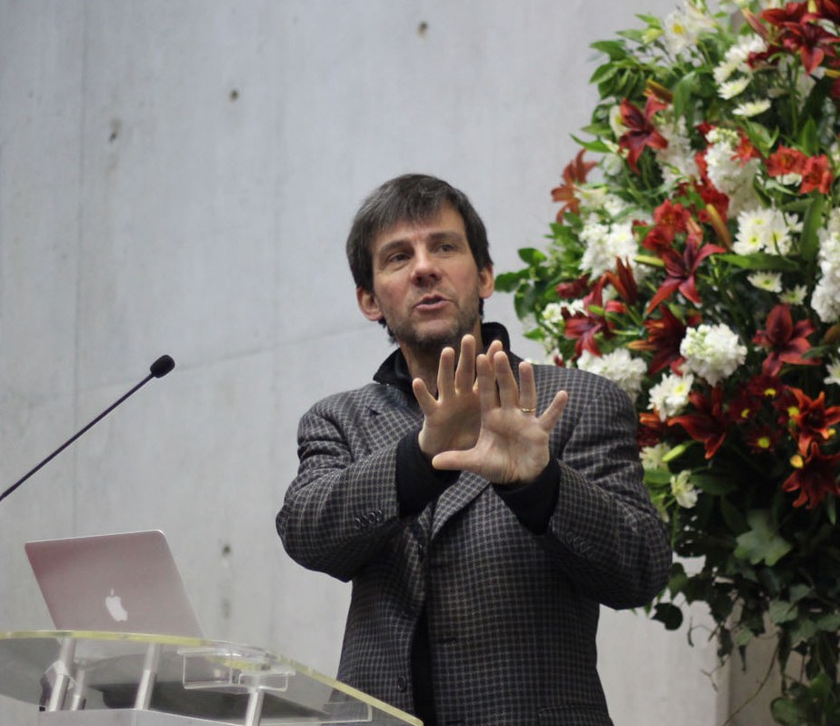 Rodrigo Jordán dicta charla de liderazgo - UDD