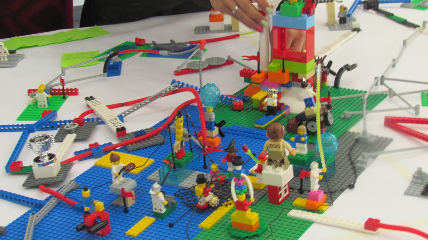 Mejorar la innovación y el rendimiento empresarial con Legos - UDD