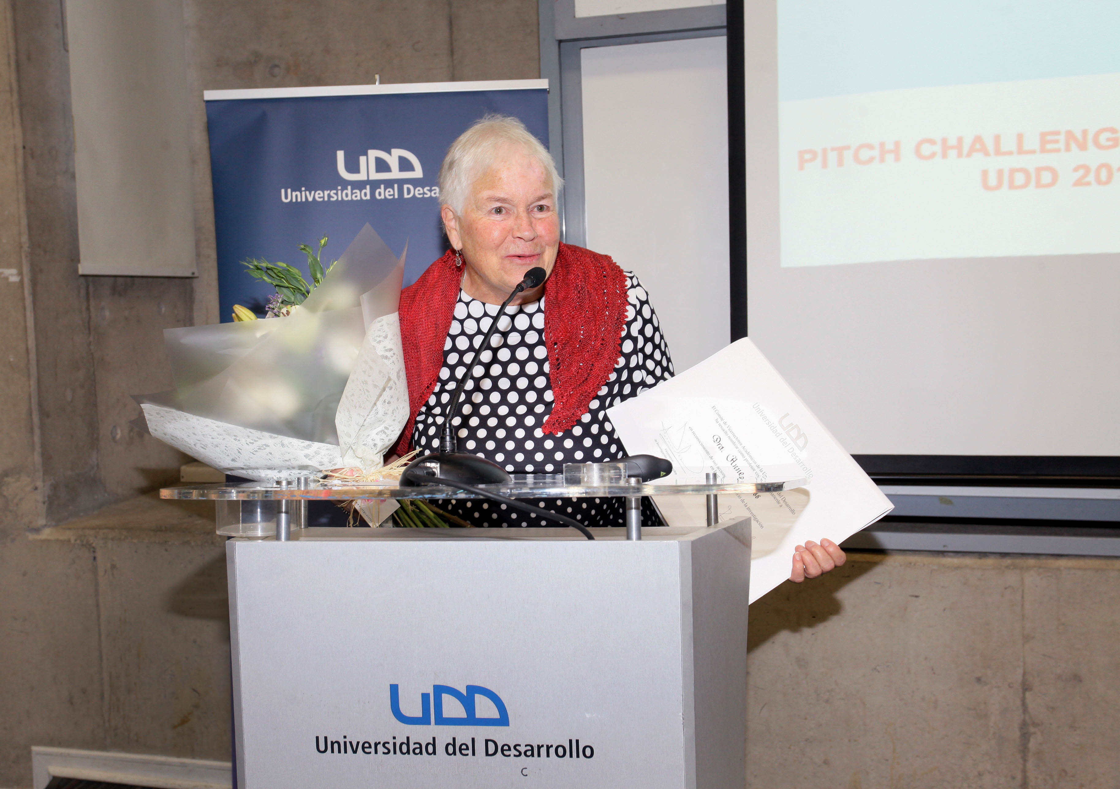 UDD reconoce a Anne Bliss como profesora visitante permanente - UDD