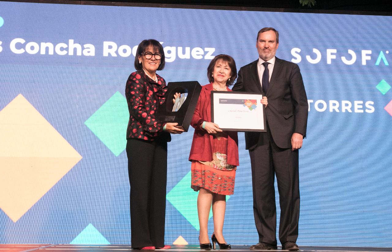 SOFOFA entrega reconocimiento a Marisol Peña, directora del CJC - UDD - UDD