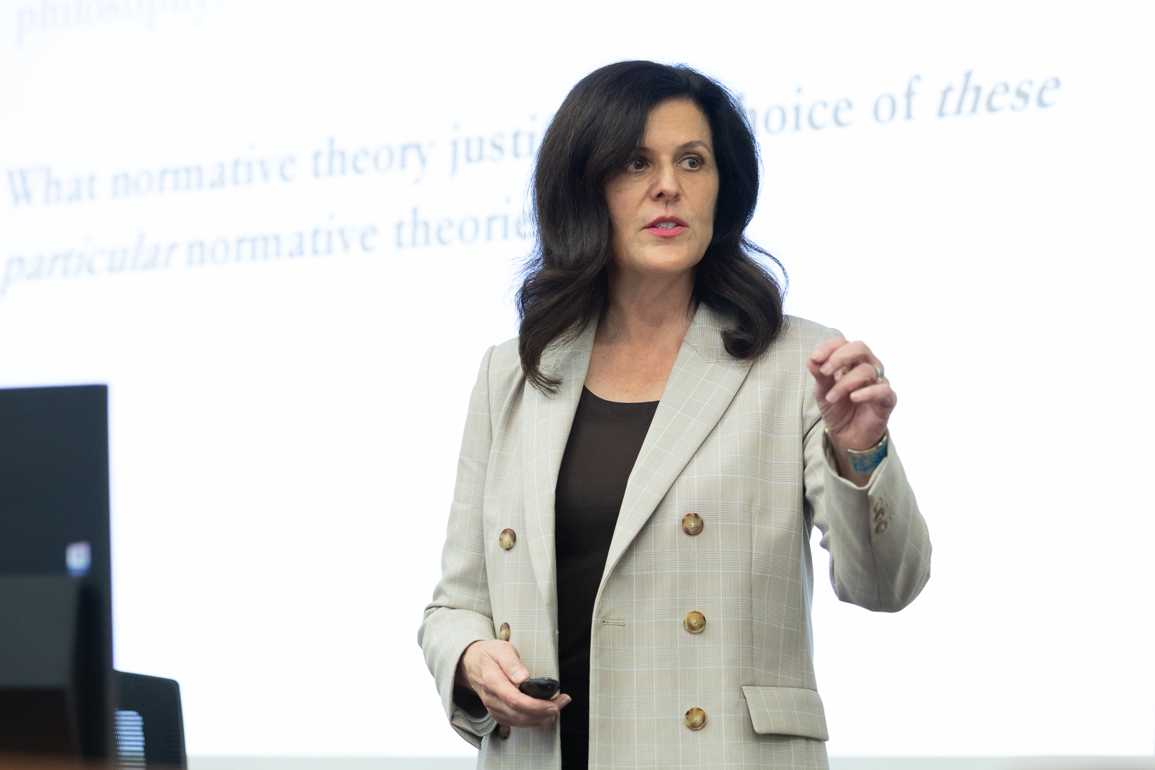 Experta de la Academia Americana de Artes y Ciencias expone en la UDD - UDD